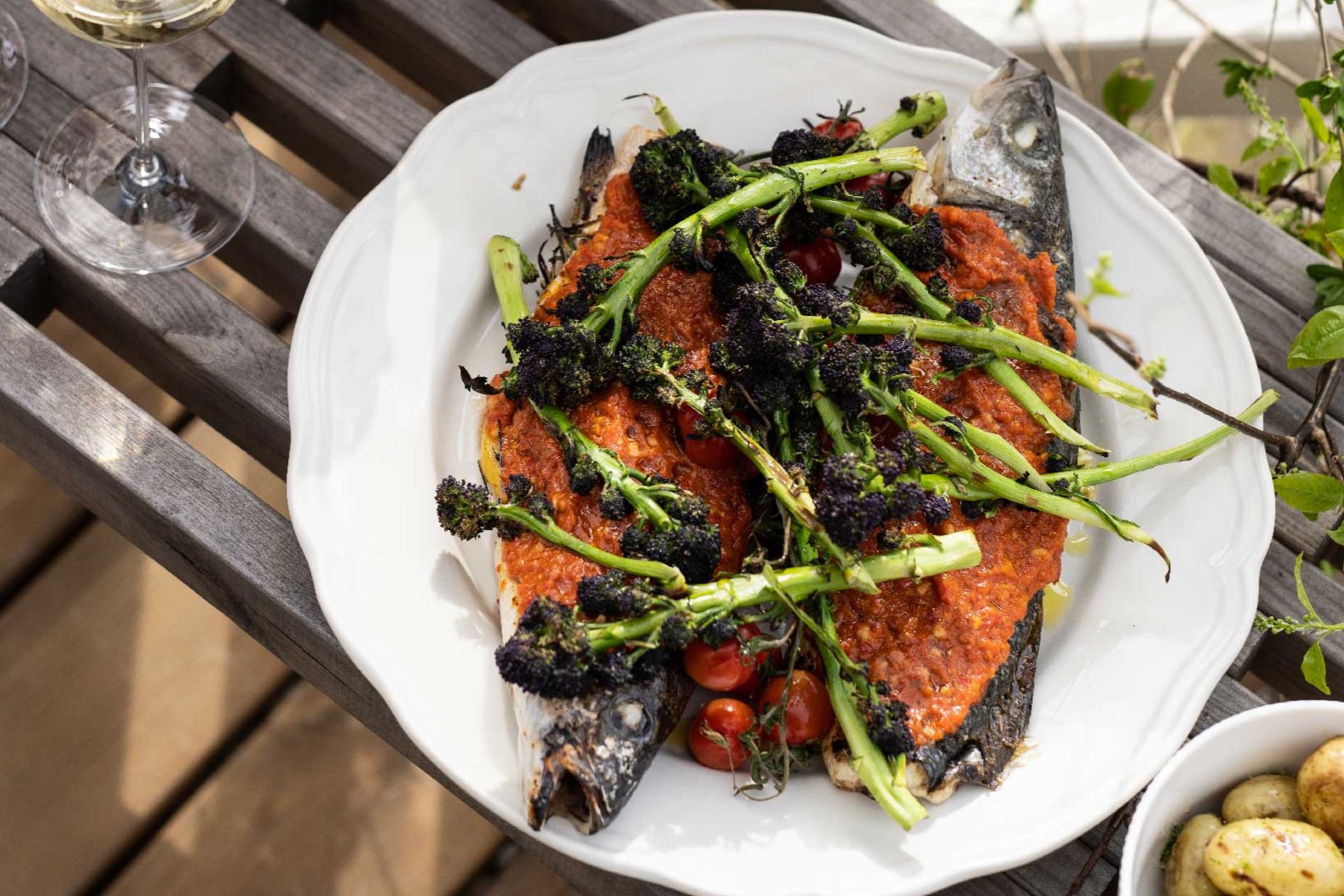 grillet-havbars-med-sauce-romesco-og-gr-nt-l-gismose