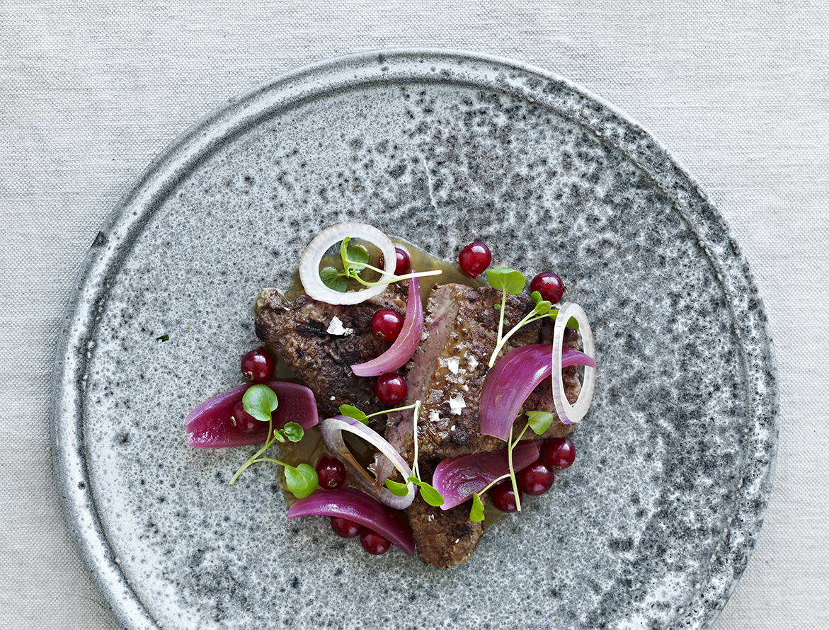 Opskrift på Stegt kalvelever med syltede løg | Løgismose.dk