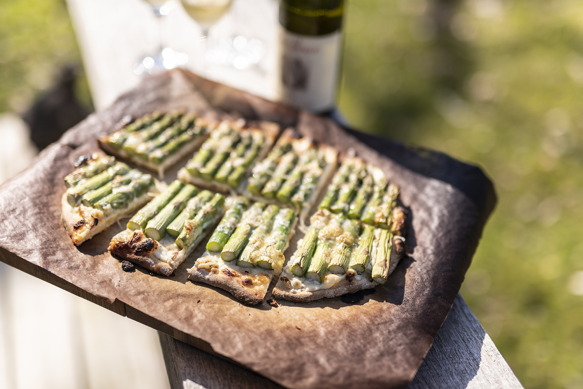 Opskrift på Tarte flambée med grønne asparges og Munster-ost | Løgismose.dk