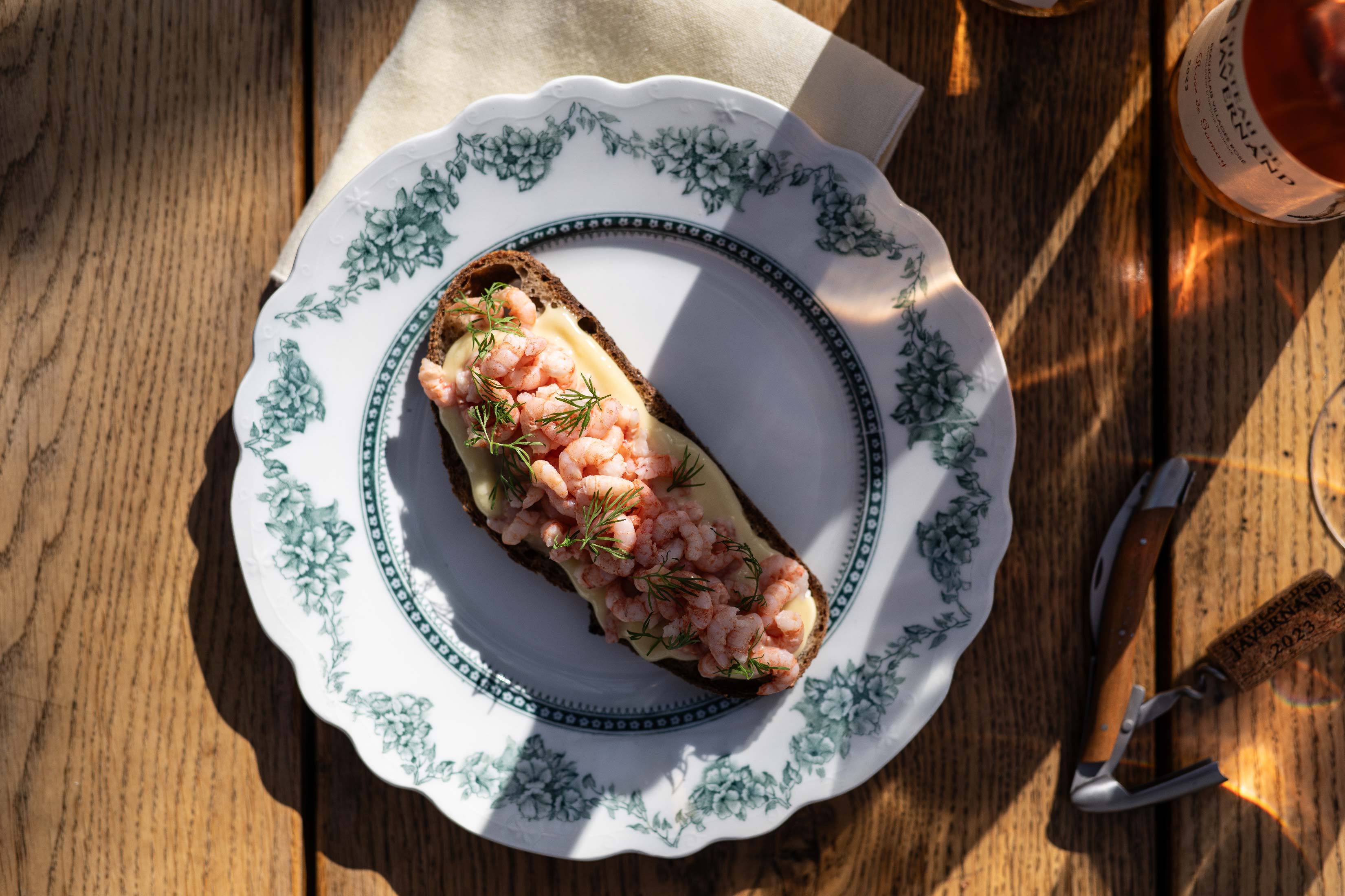 Fjordrejer på surdejsbrød med hjemmelavet mayo | Løgismose