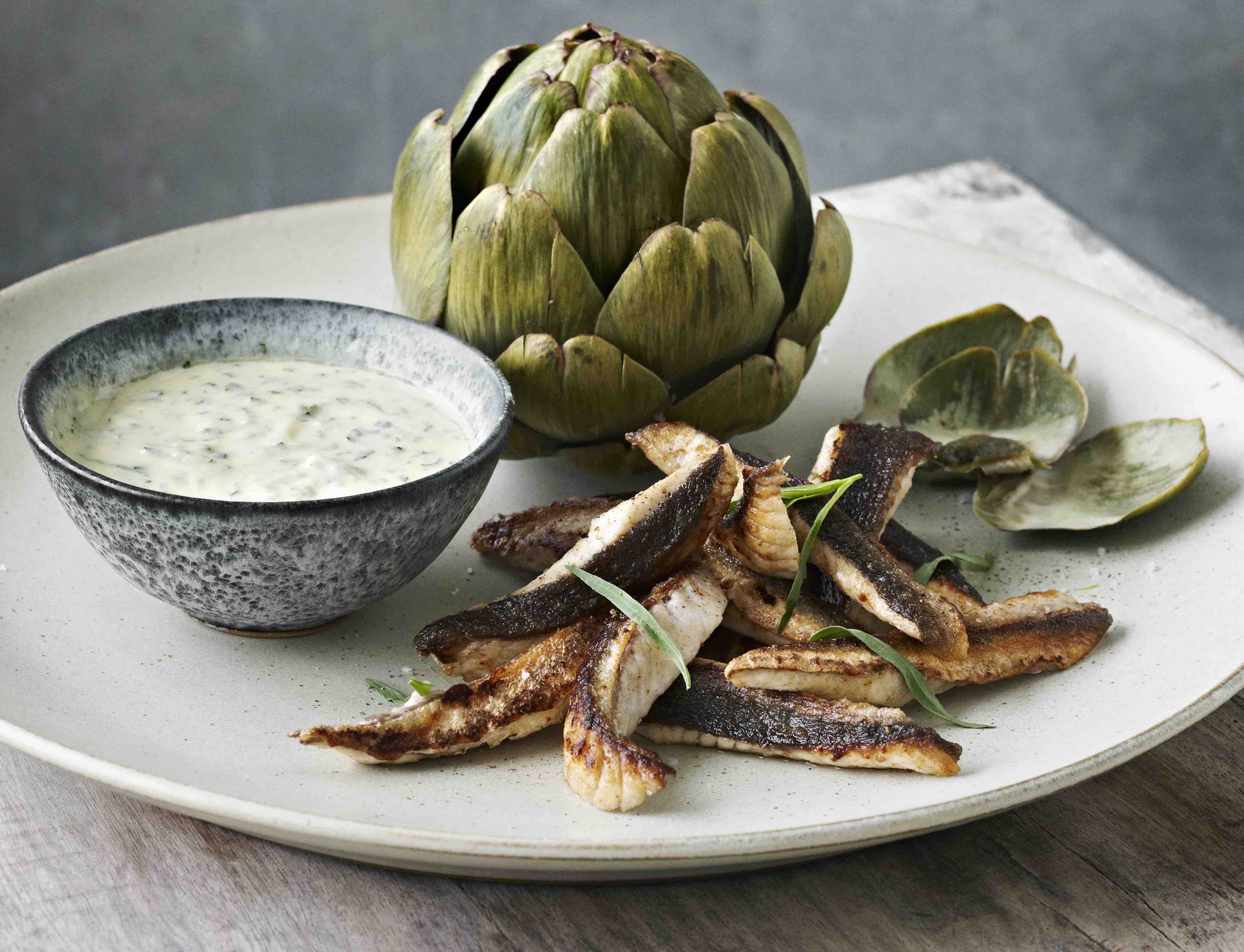 Opskrift på Stegt knurhane med artiskokblade og estragoncreme ...