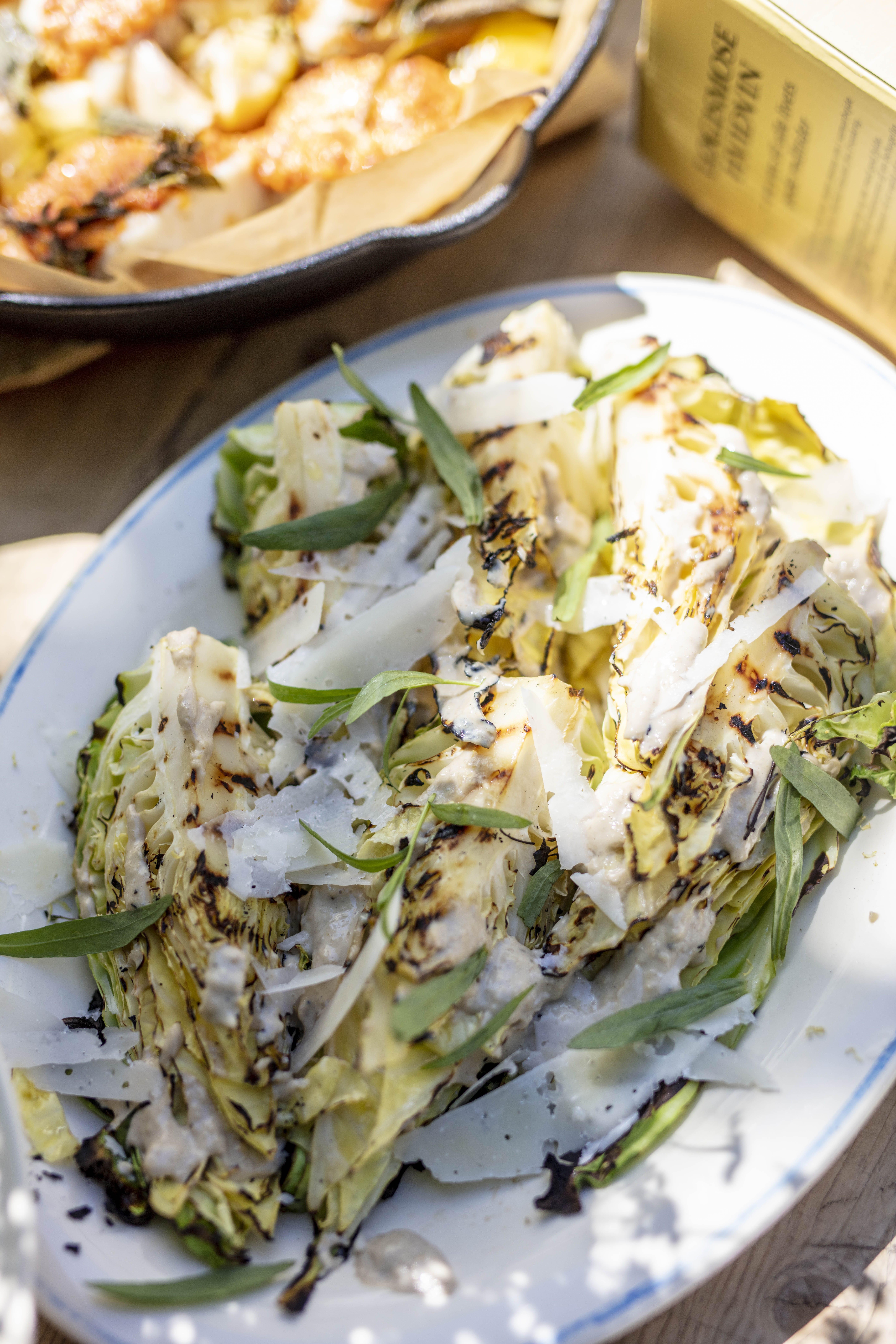 Opskrift på Grillet spidskål med ansjoscreme og Pecorino | Løgismose.dk